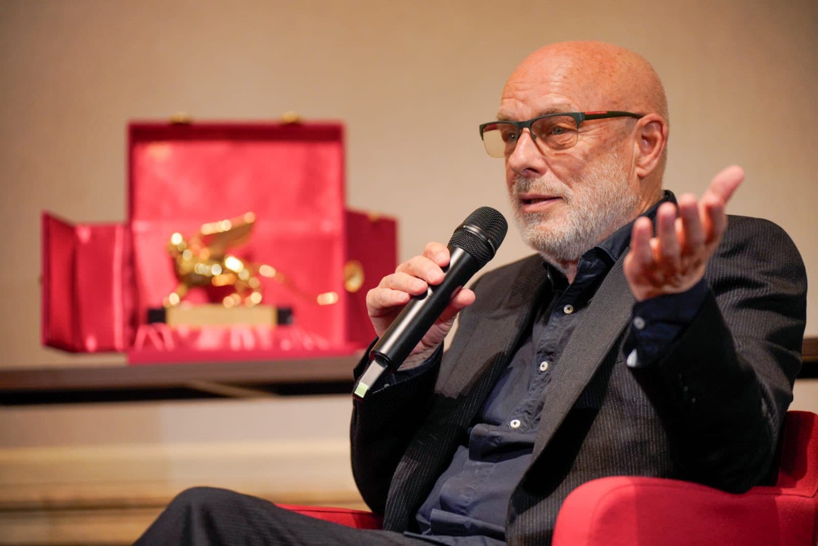 Brian Eno ha ricevuto alla Biennale Musica di Venezia il Leone d'oro ...
